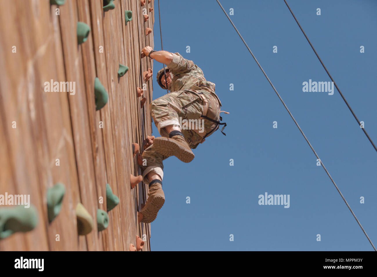 Army rock climbing wall hi-res stock photography and images - Alamy