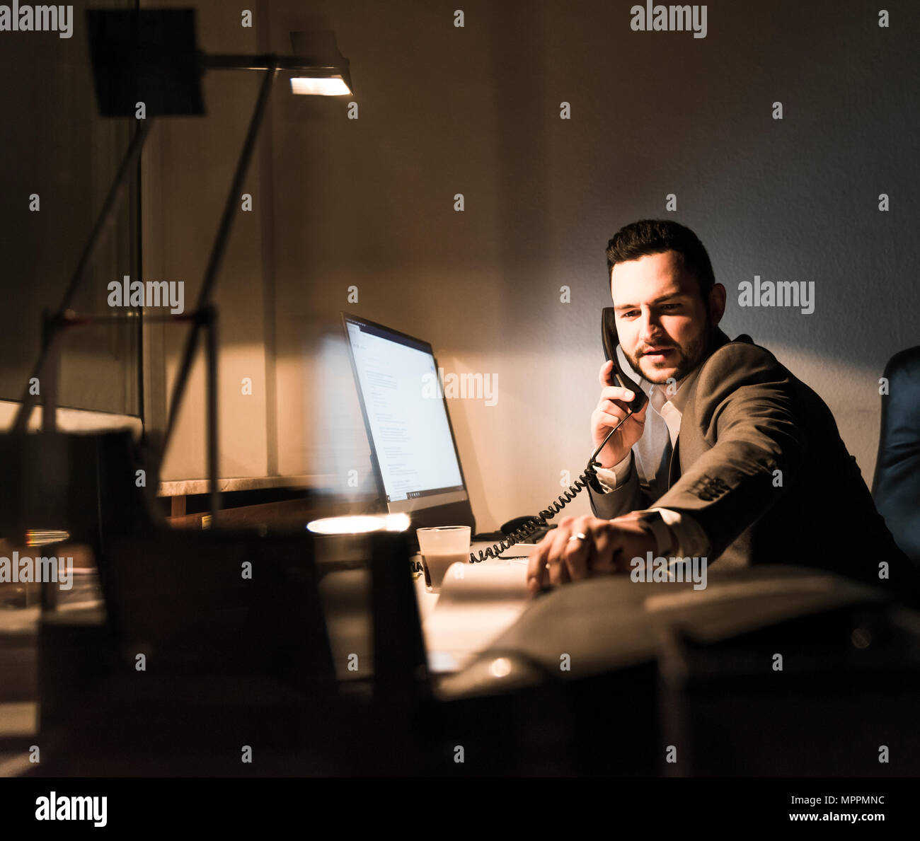 Office night hi-res stock photography and images - Alamy