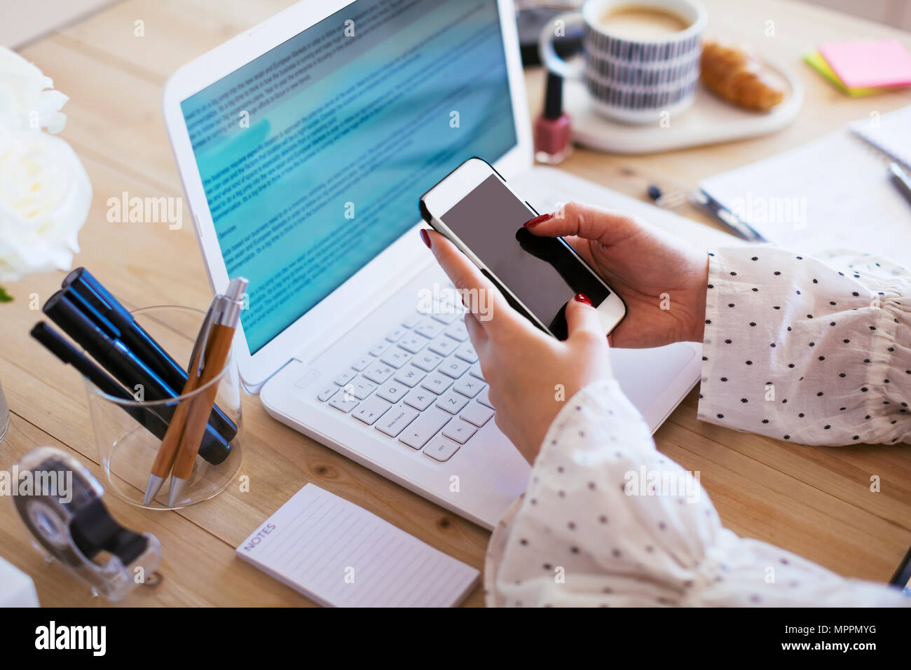 Female hand holding iphone hi-res stock photography and images - Alamy