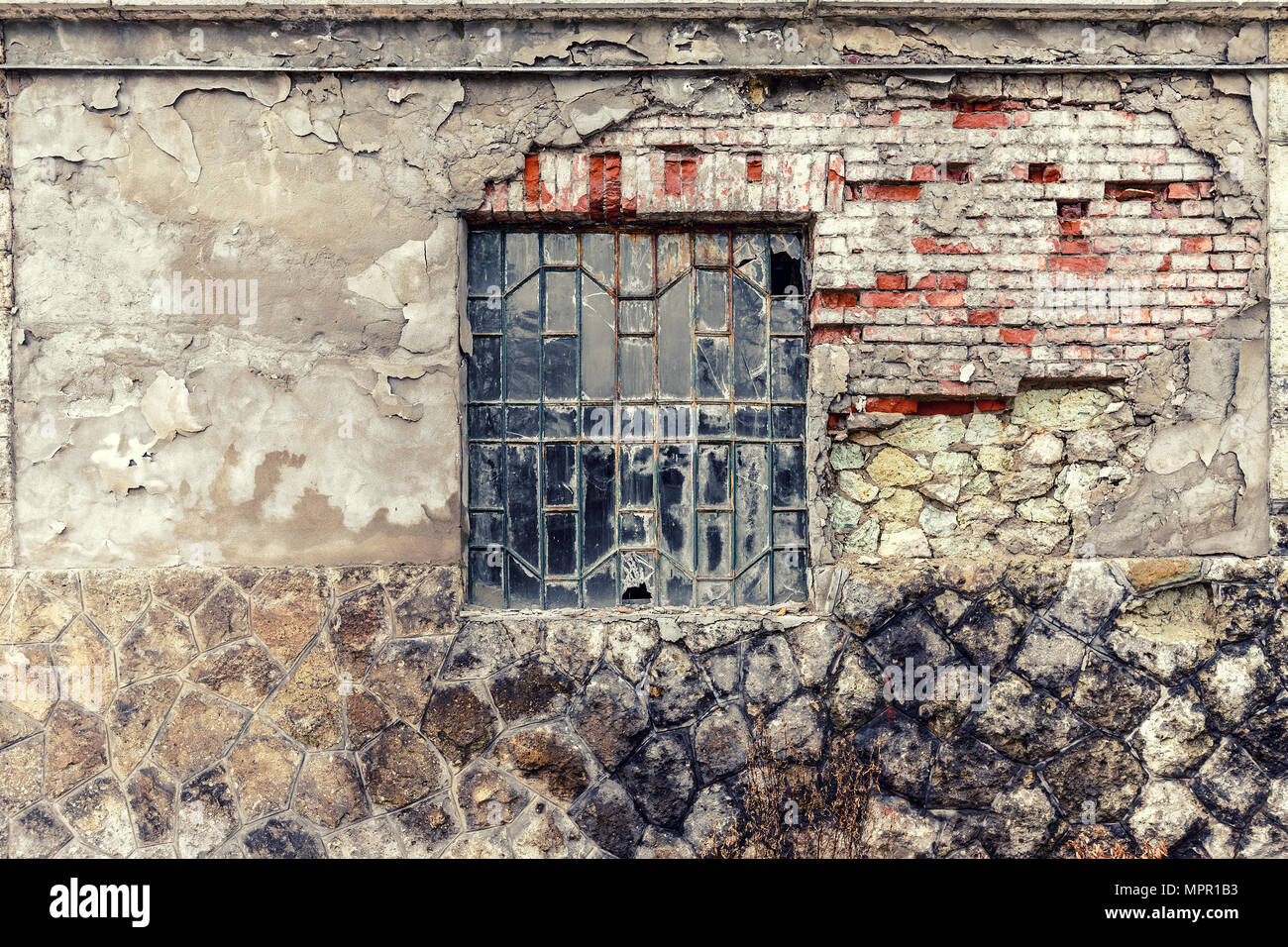 Old vintage building broken hi-res stock photography and images - Alamy