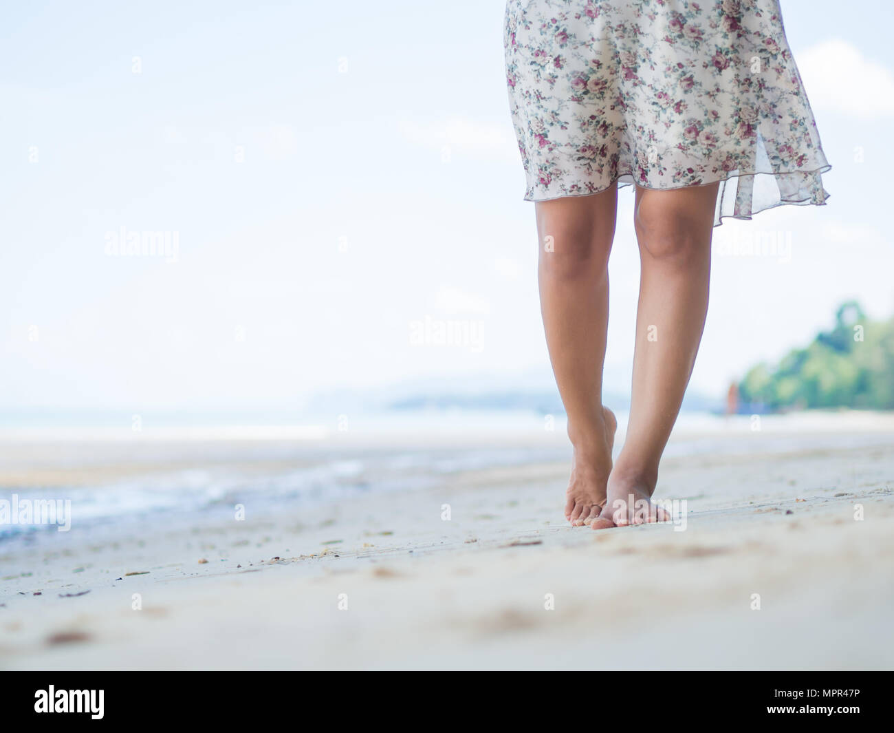 Pretty feet barefoot beach hi-res stock photography and images - Alamy