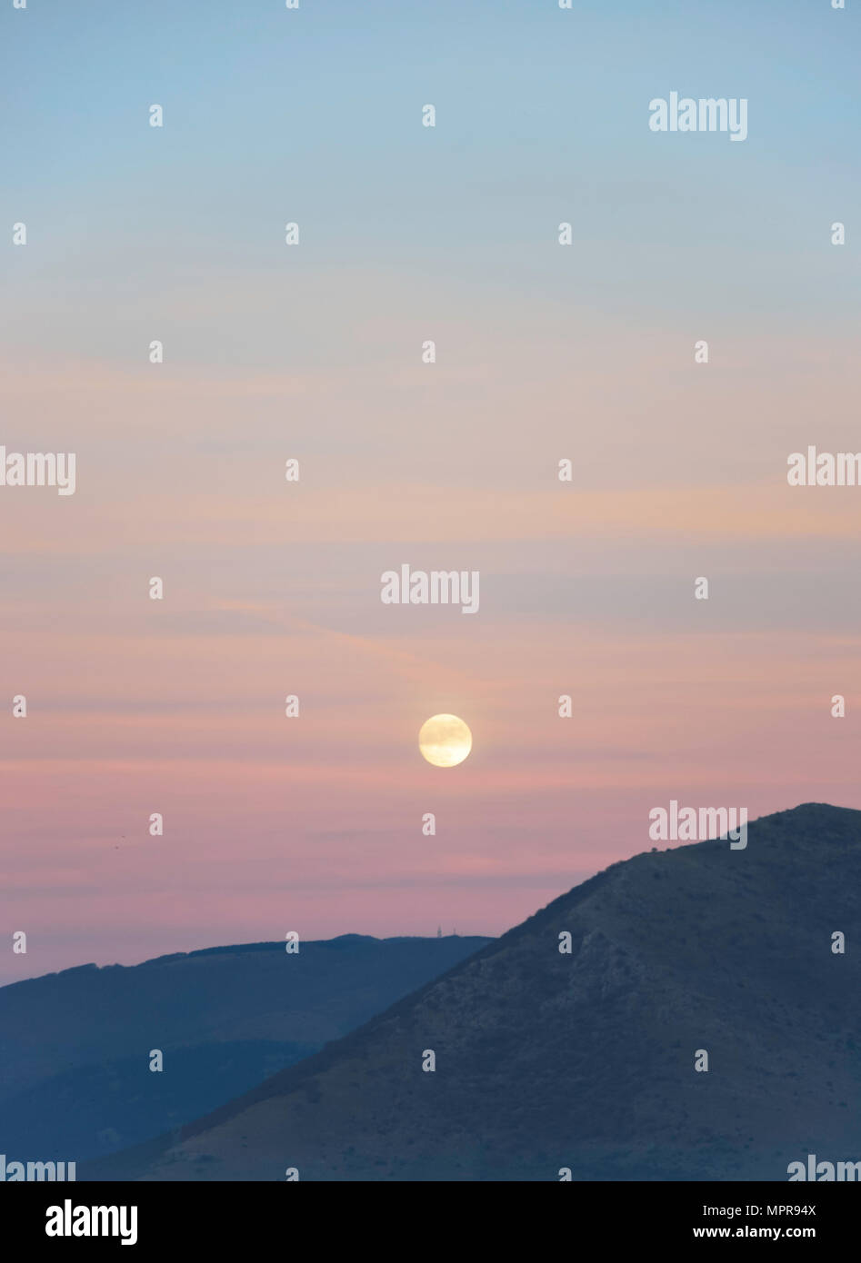 Full hay moon hi-res stock photography and images - Alamy