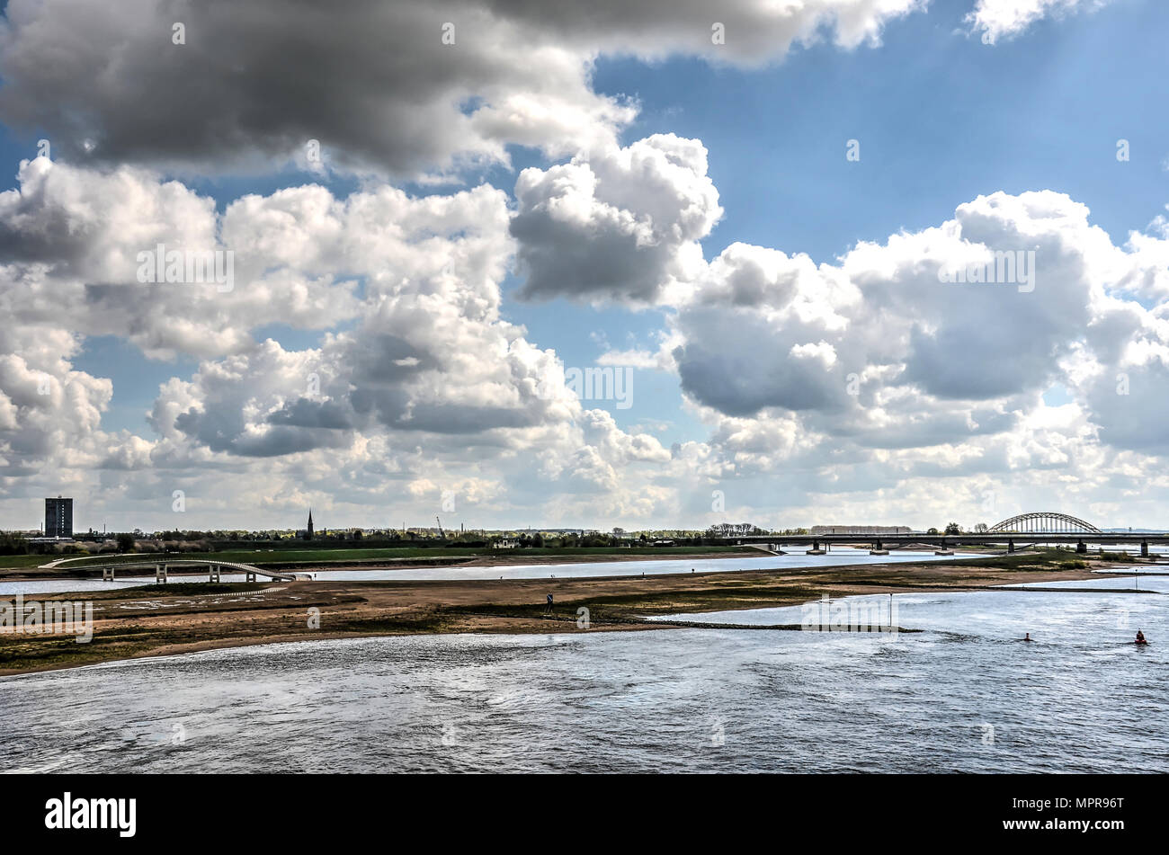 The river Waal, the adjacent floodplains and the new river channel ...