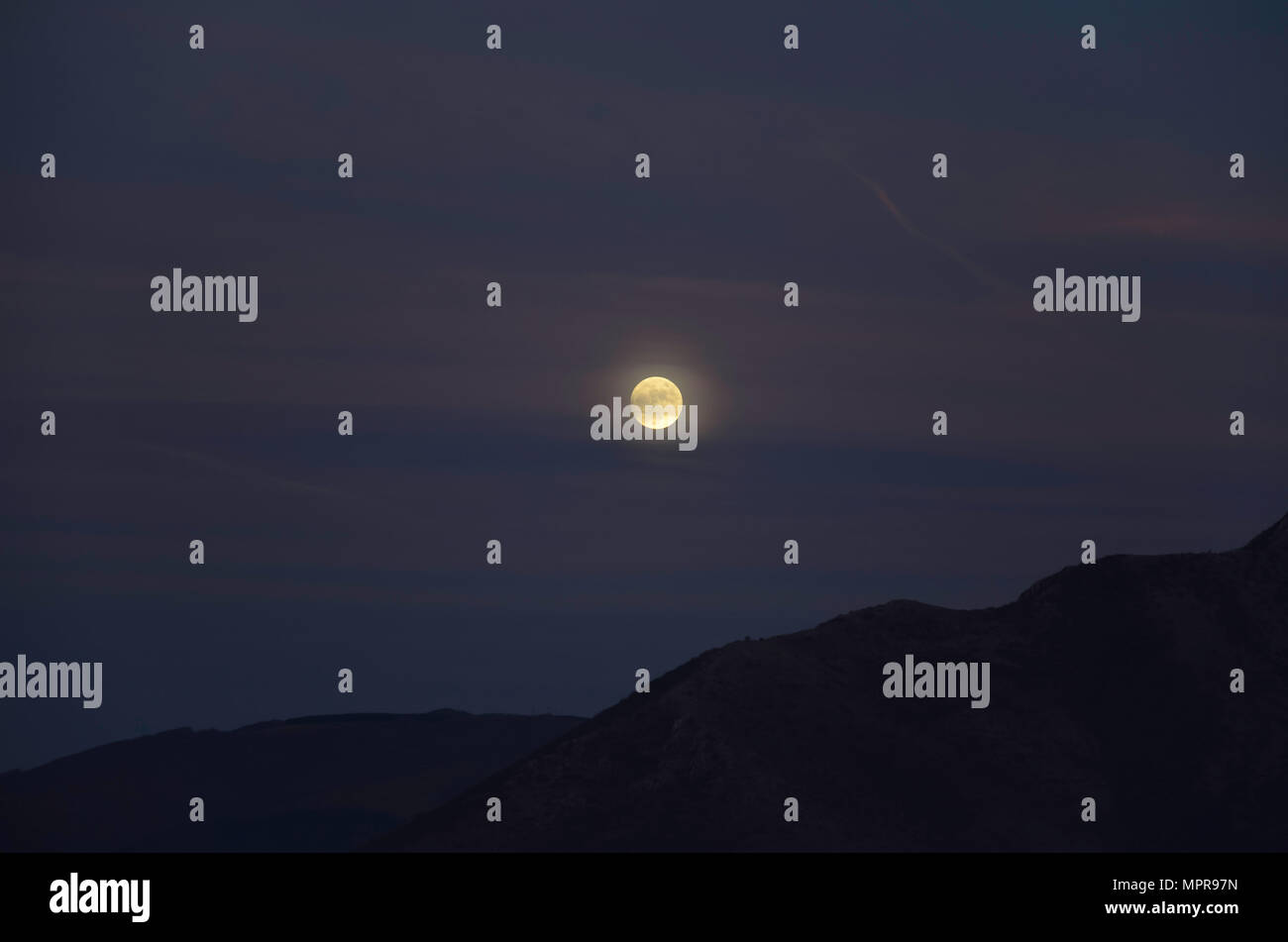 Full hay moon hi-res stock photography and images - Alamy