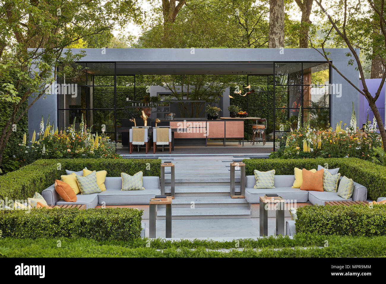 Seating steps garden hi-res stock photography and images - Alamy