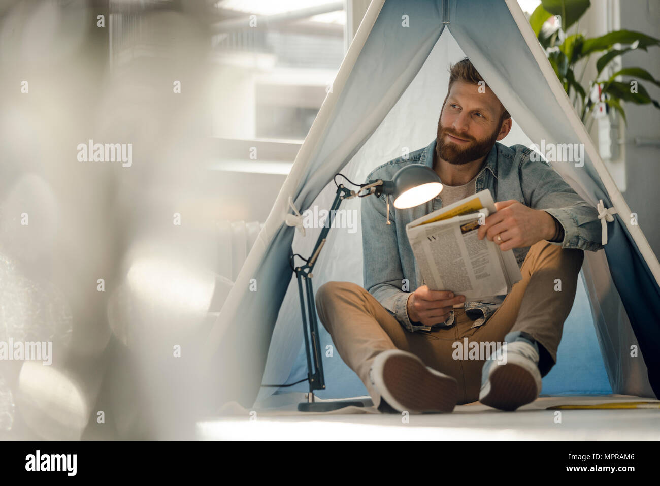 Reading newspaper read man men hi-res stock photography and images - Alamy