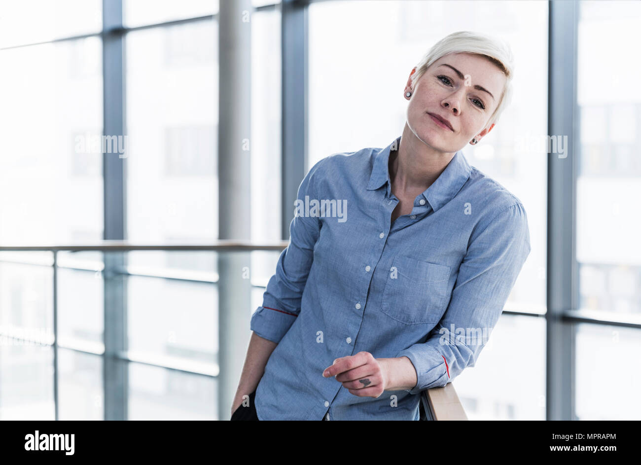 Woman in office building hi-res stock photography and images - Alamy