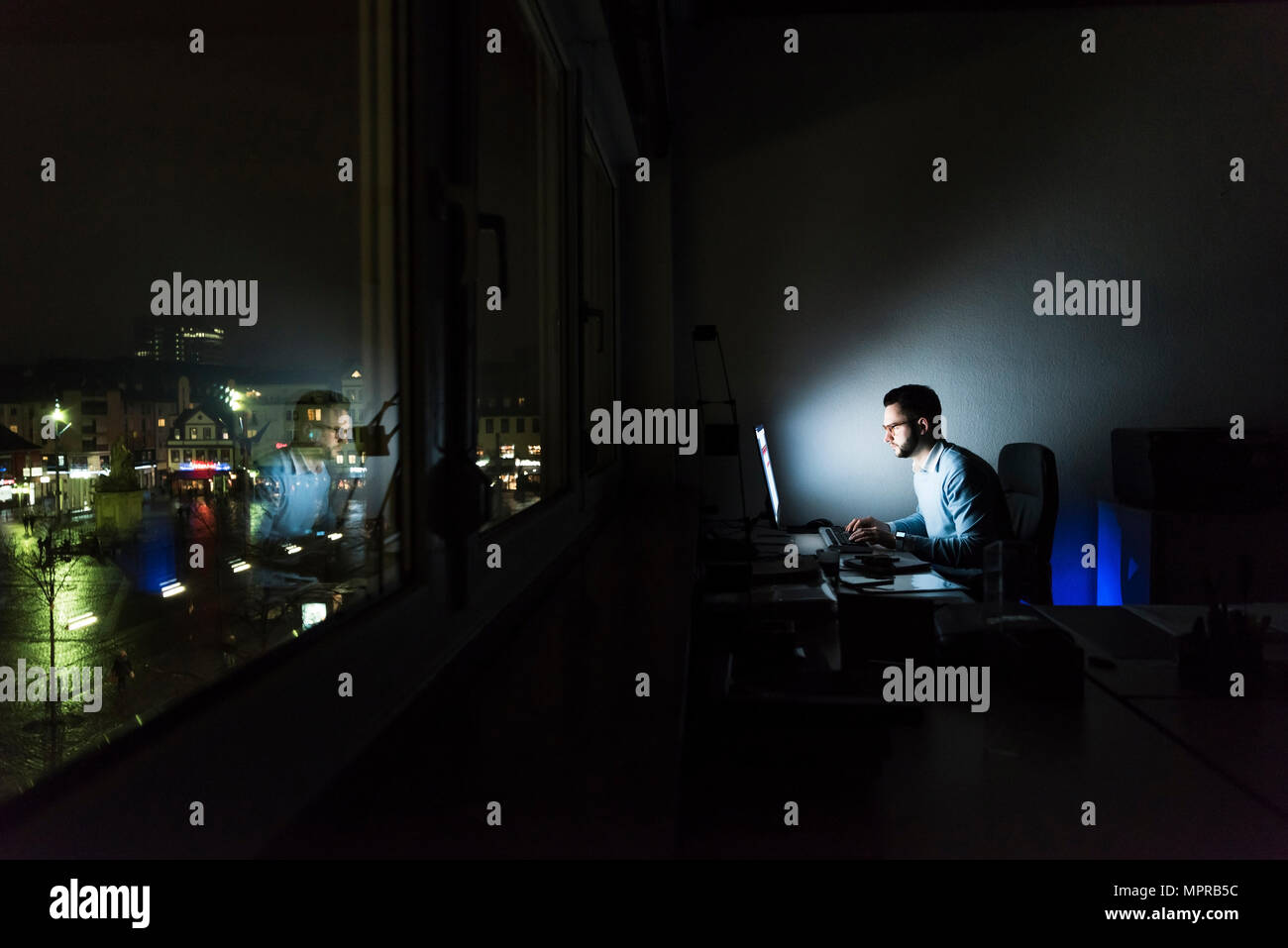 Desktop computer windows hi-res stock photography and images - Alamy