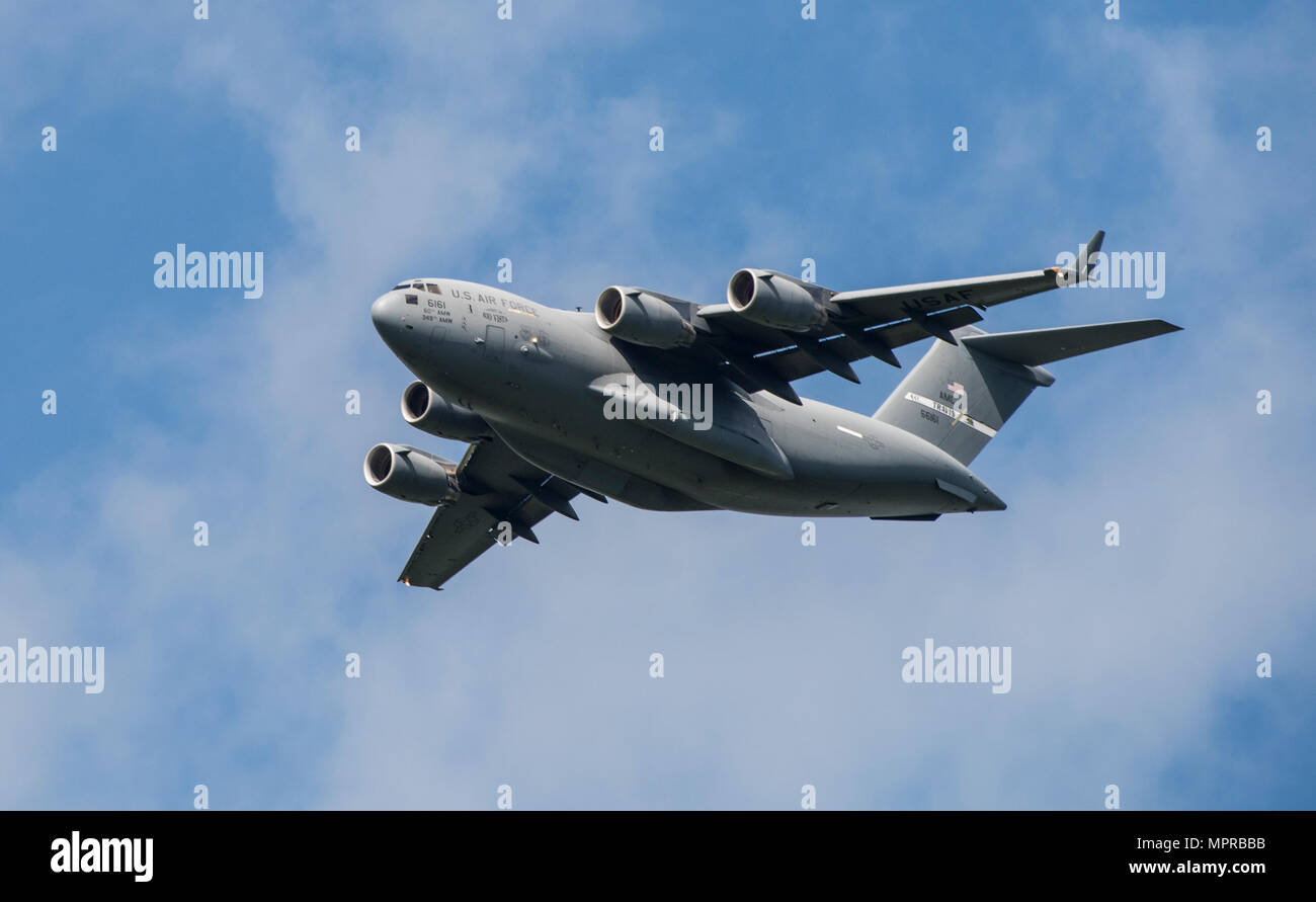 A U.S. Air Force C-17 Globemaster III heavy-lift transport aircraft ...