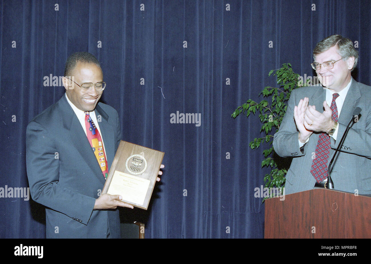 Accepting award hi-res stock photography and images - Alamy