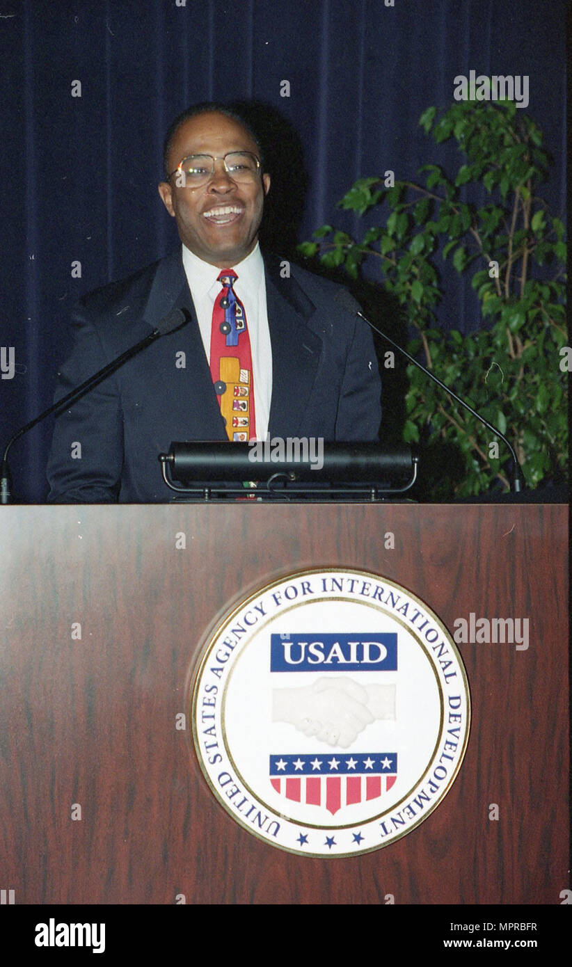 man accepting award speaking at podium Stock Photo - Alamy