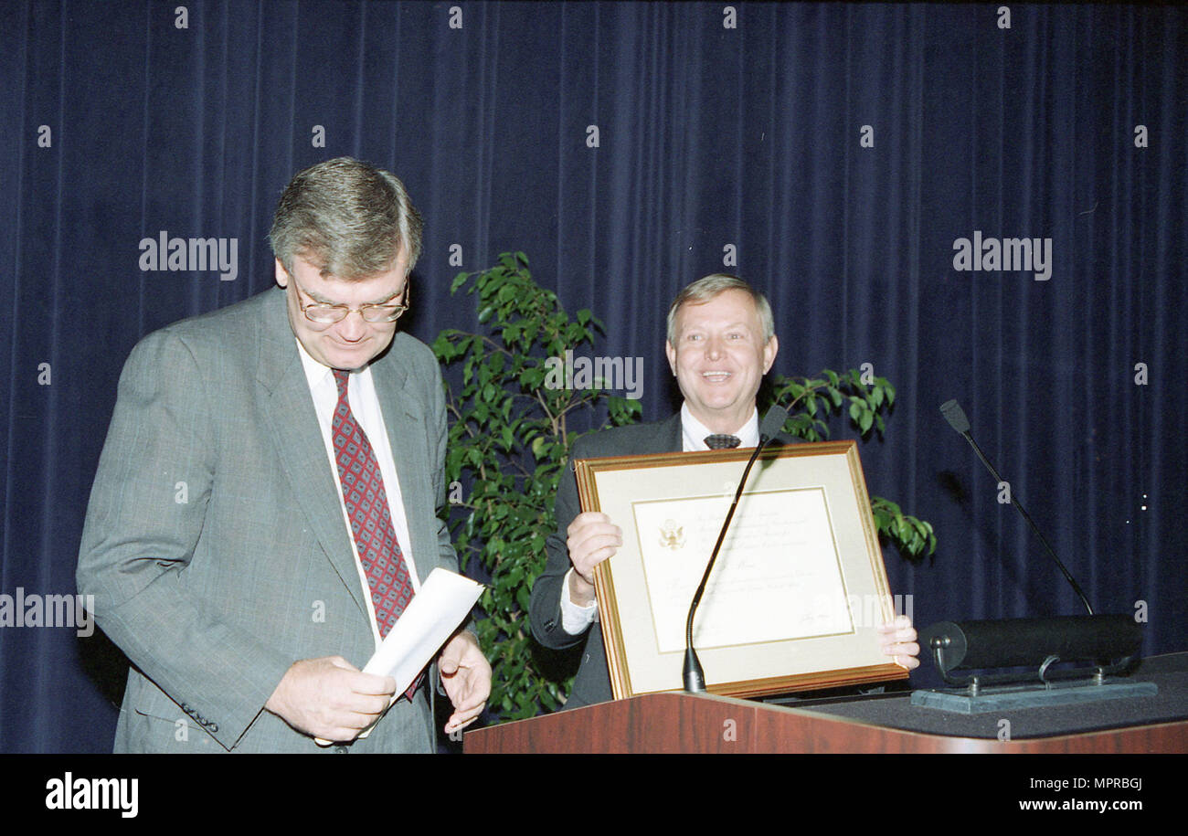 man accepting award speaking at podium Stock Photo - Alamy