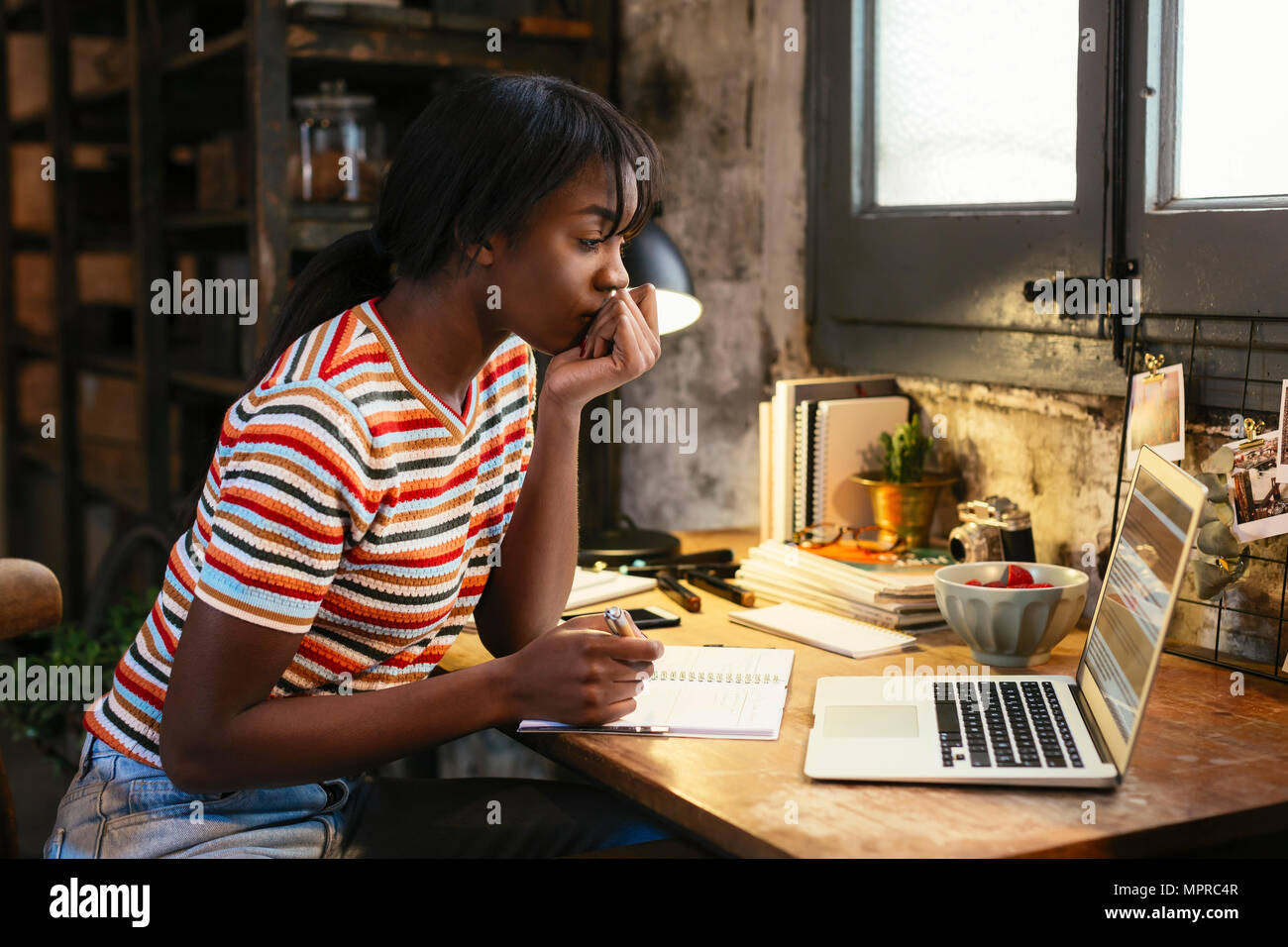 Woman sitting desk looking hi-res stock photography and images - Alamy