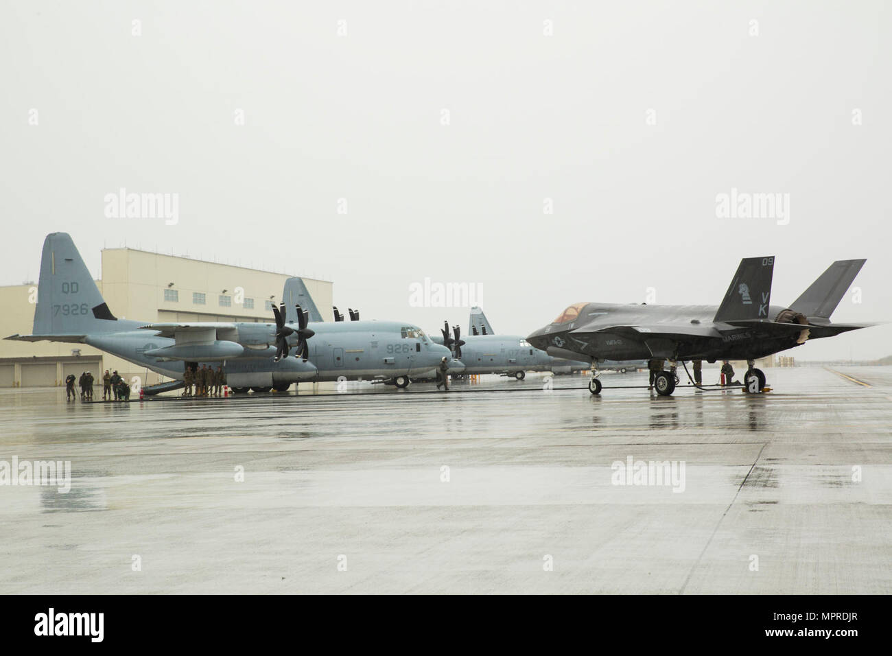 Lockheed kc 130j hercules hi-res stock photography and images - Alamy