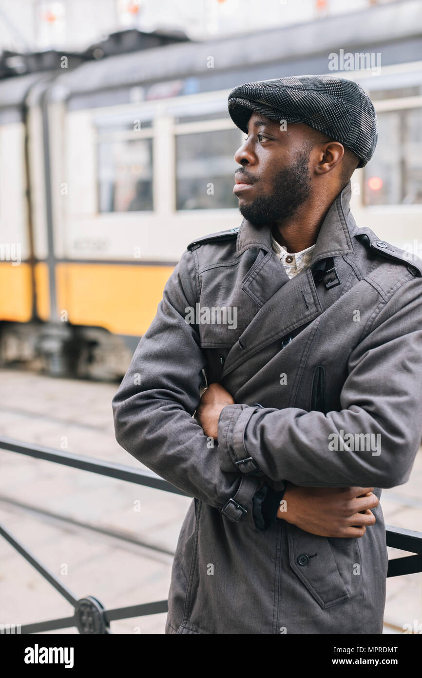 People looking around the streets hi-res stock photography and images ...