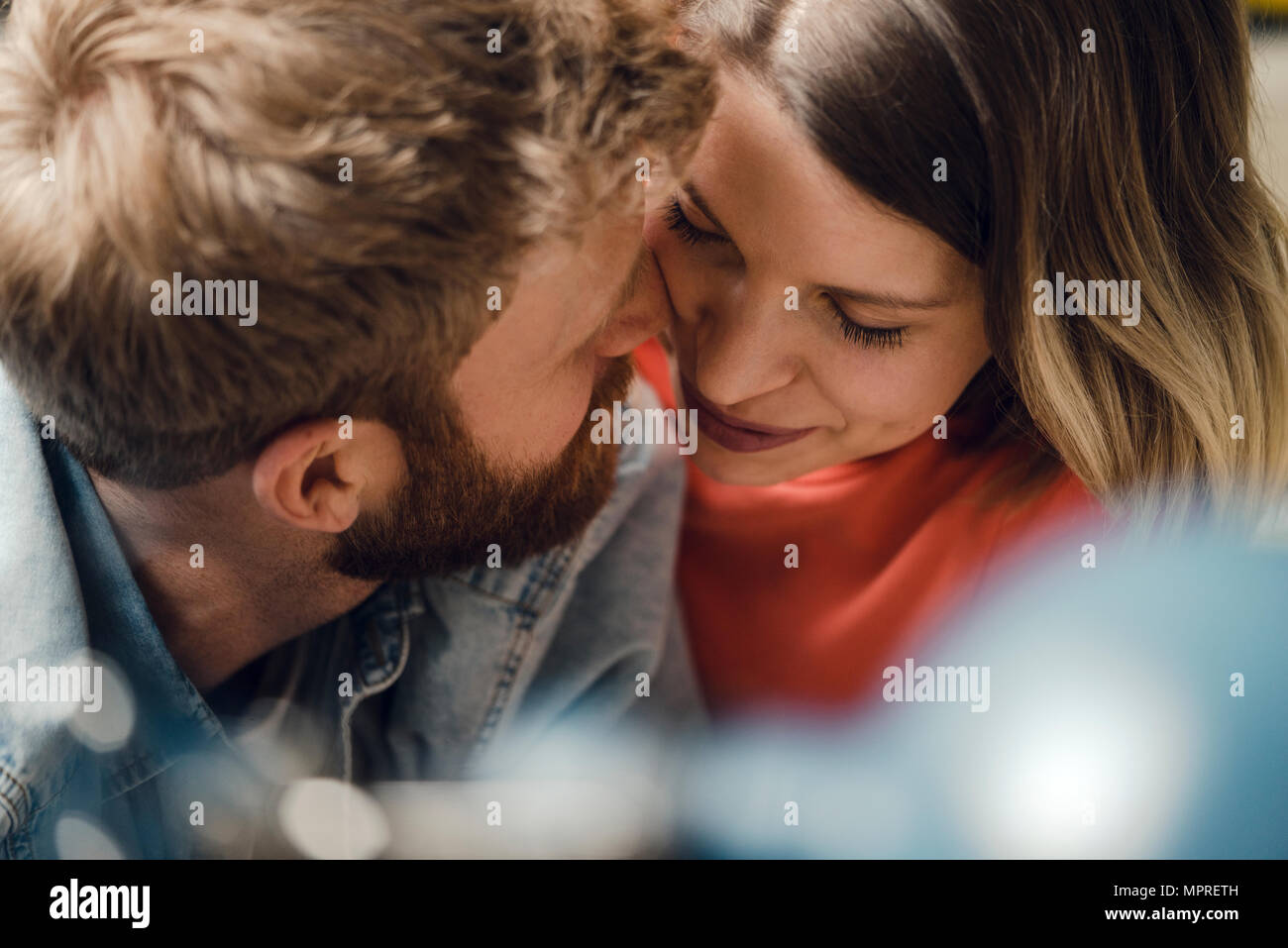 Couple kiss loving close up hi-res stock photography and images - Alamy