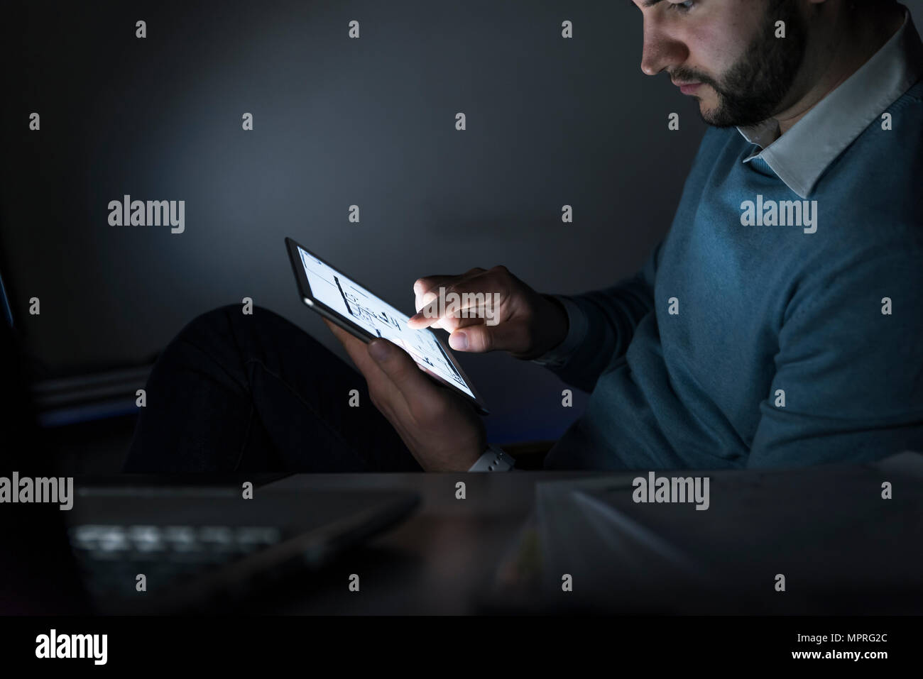 Building office night working overtime hi-res stock photography and ...