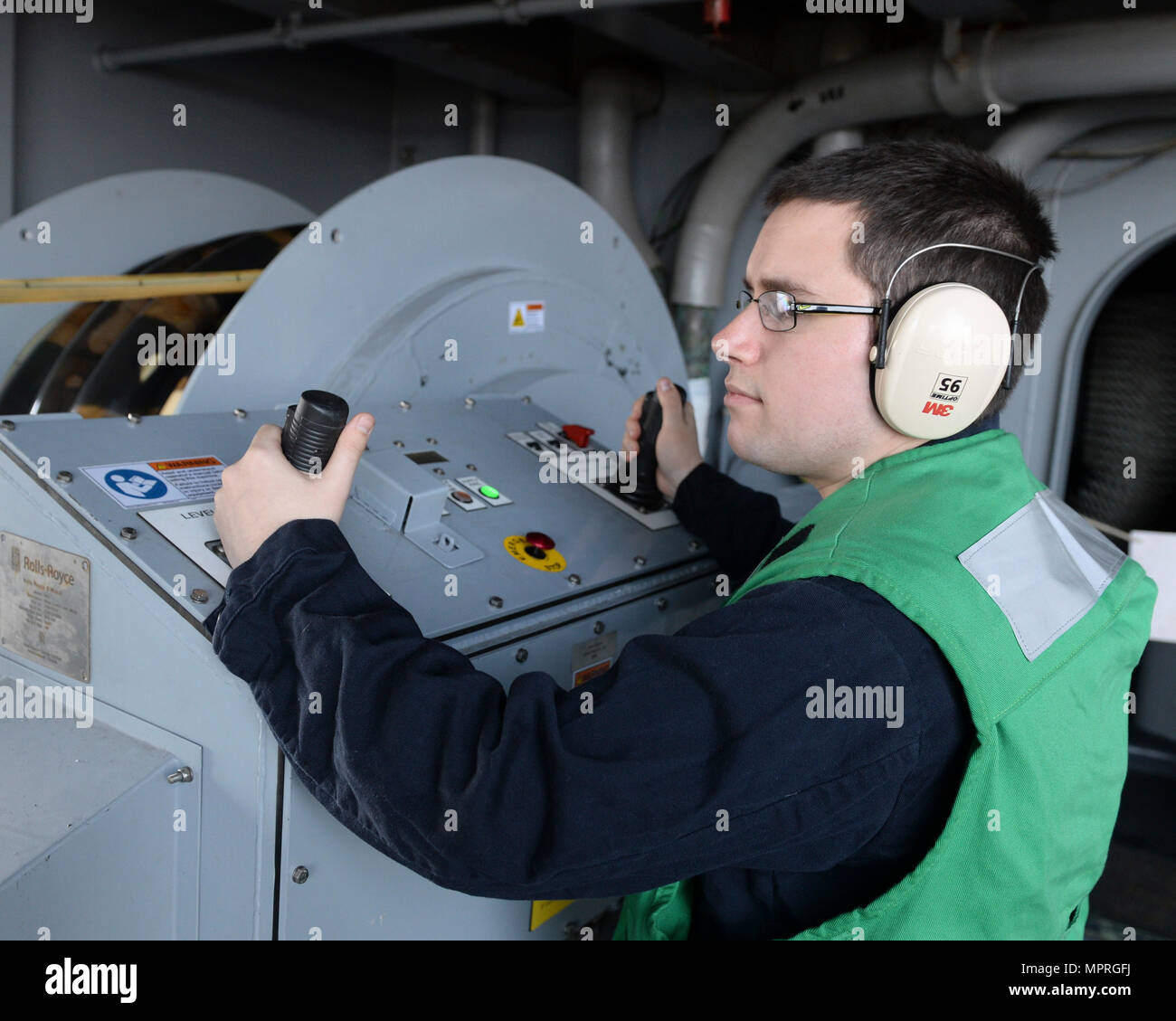 PACIFIC OCEAN (April 11, 2017) U.S. Navy Sonar Technician (Surface) 2nd ...