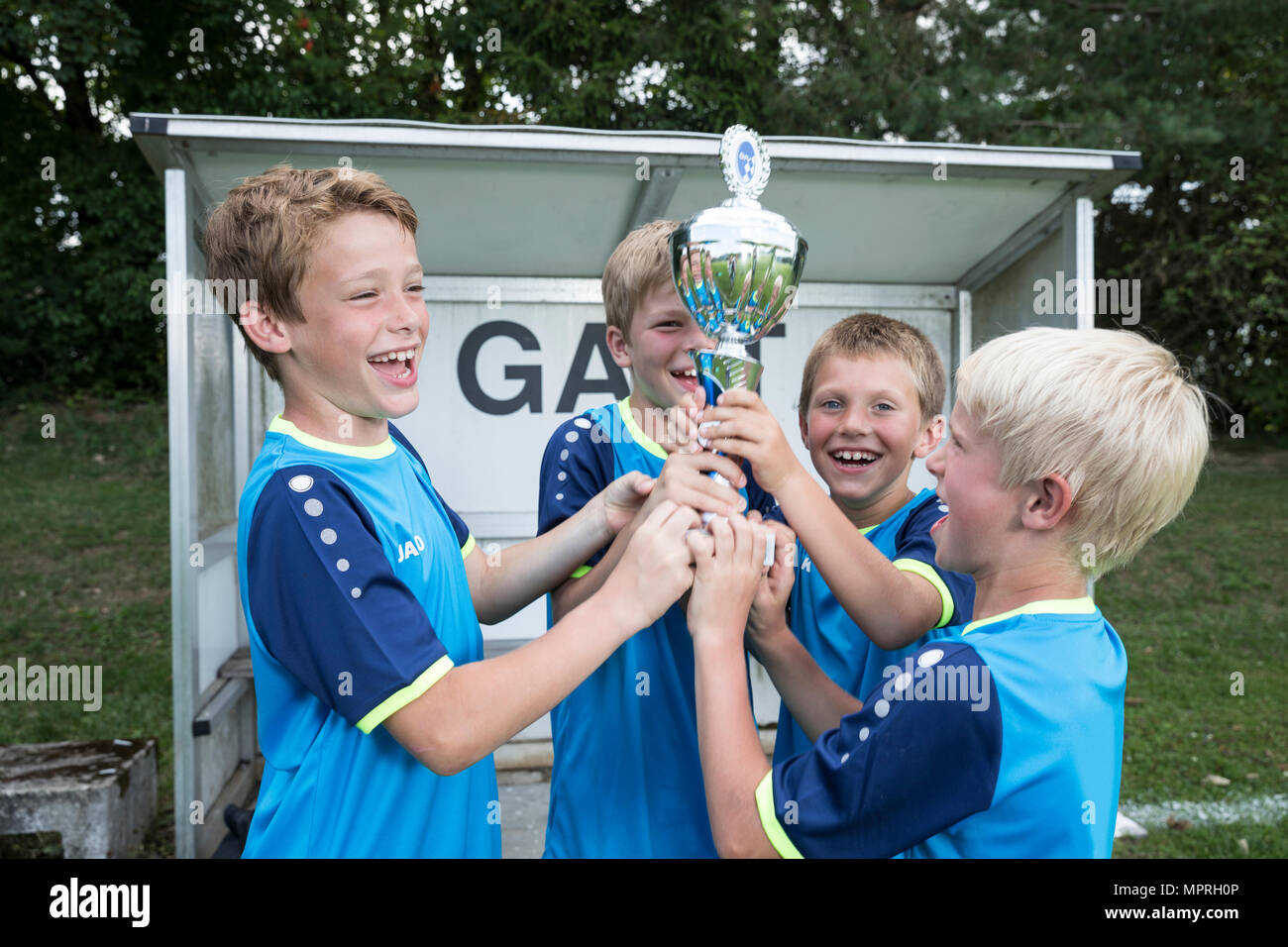 Young footballers and trophy hi-res stock photography and images - Alamy