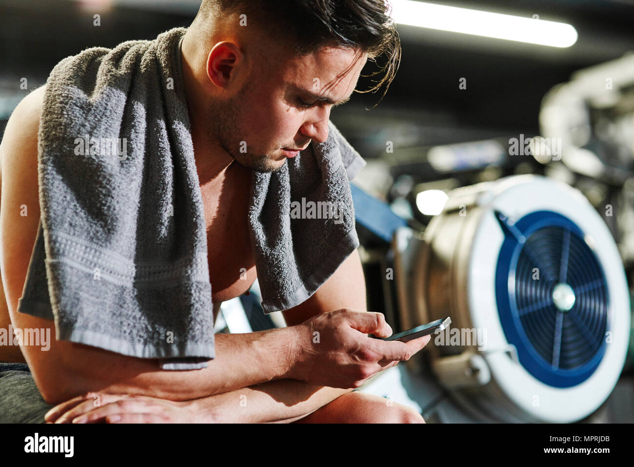 Man using cell phone with hi-res stock photography and images - Alamy