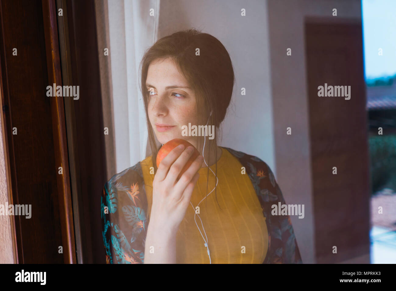 Glass window apple hi-res stock photography and images - Alamy