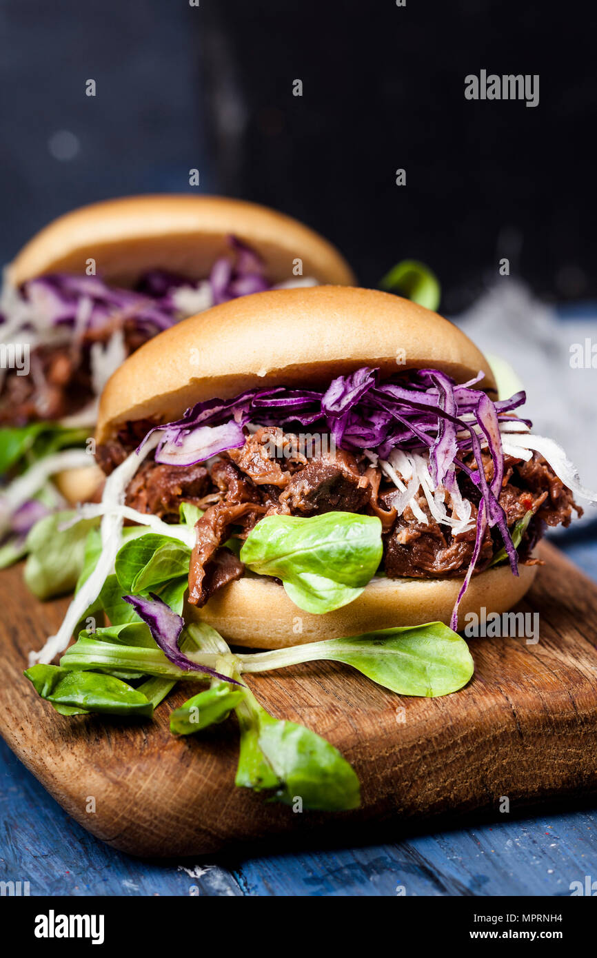 Vegan jackfruit jurger with red cabbage, white cabbage, lamb's lettuce ...
