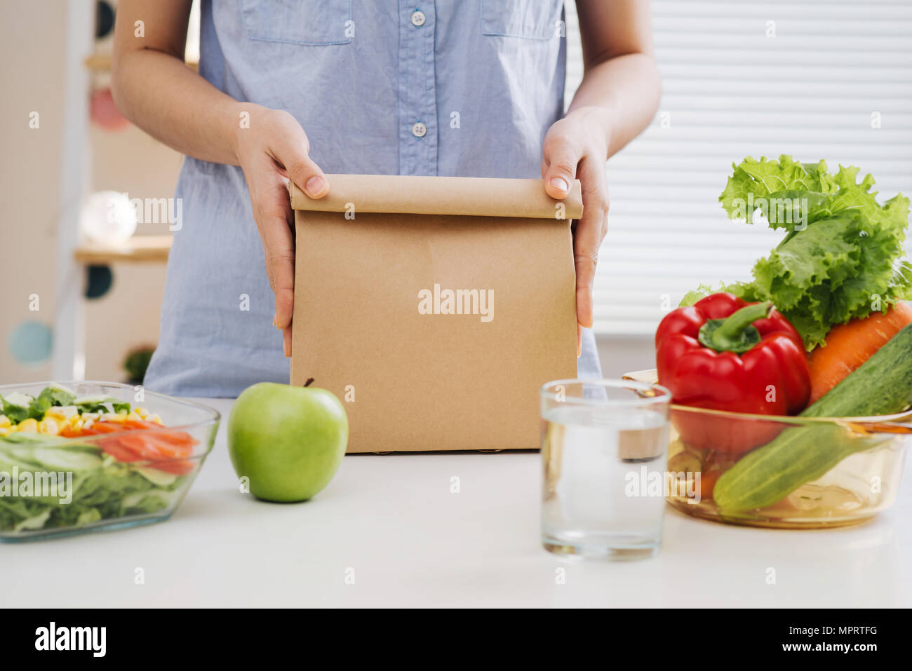 School lunch picnic table hi-res stock photography and images - Alamy