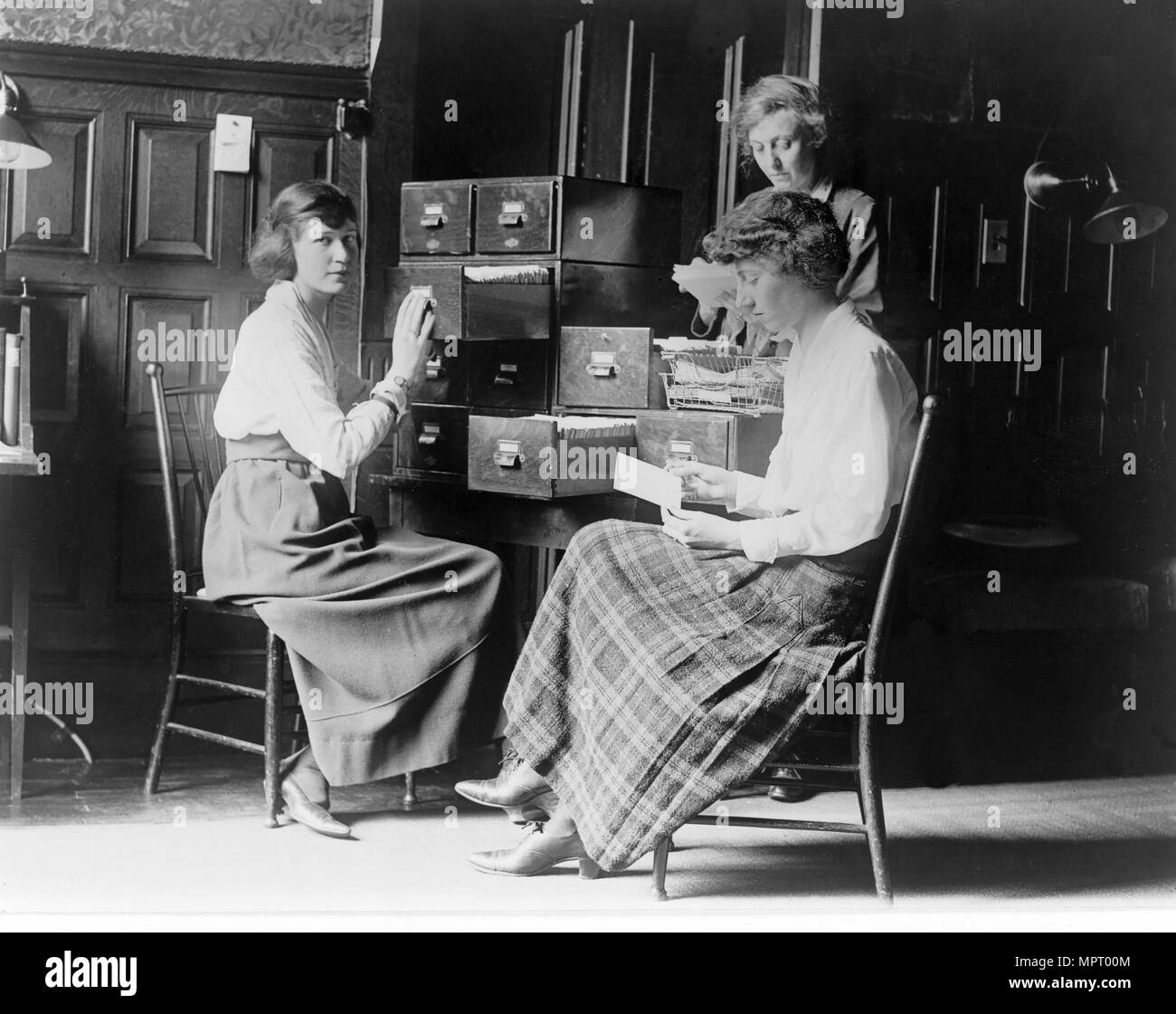 1920 women work hi-res stock photography and images - Alamy