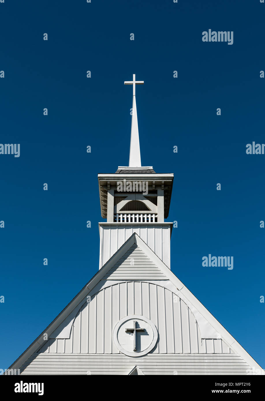 White country church steeple hi-res stock photography and images - Alamy