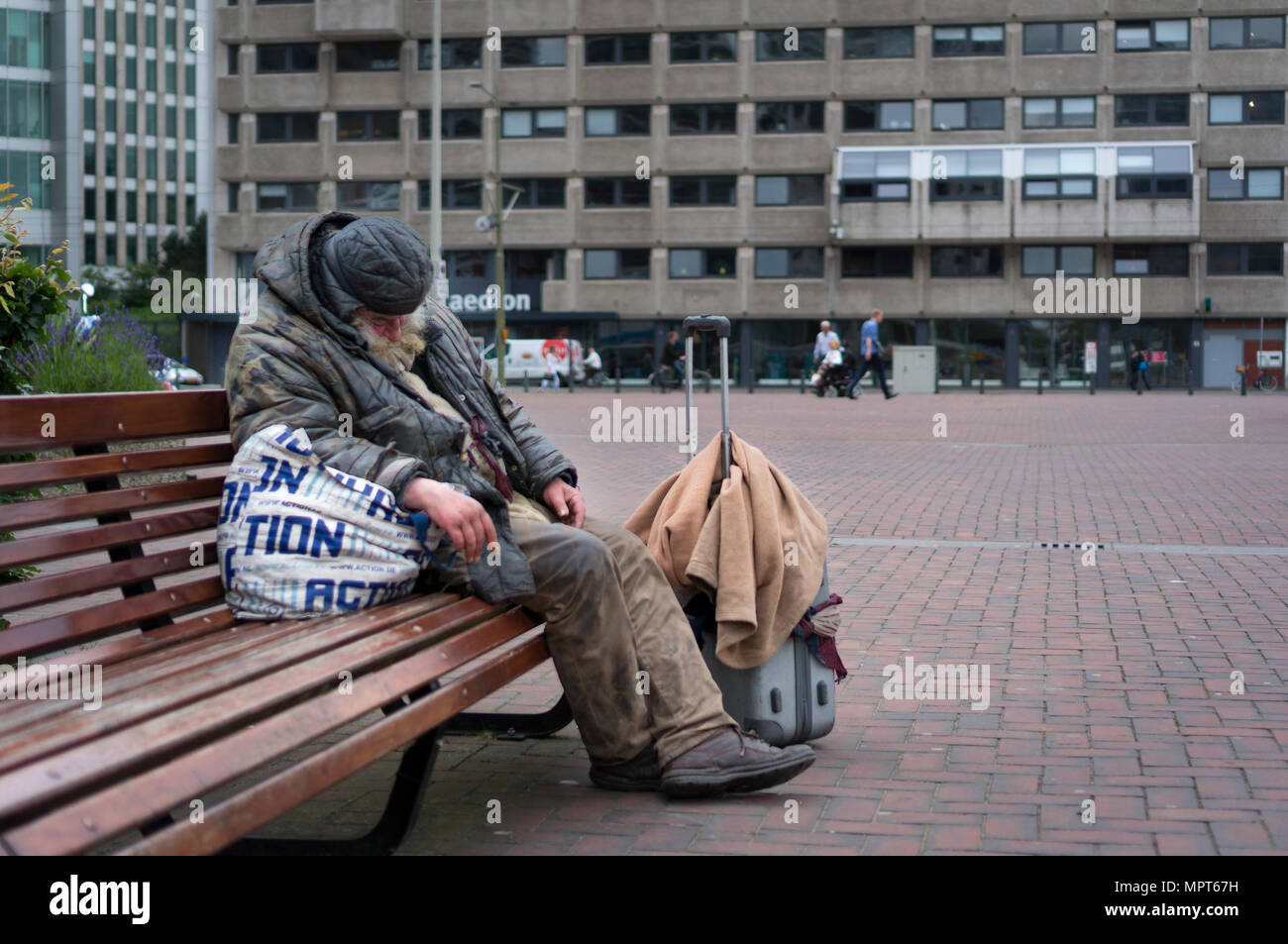 Homeless man on bench hi-res stock photography and images - Alamy