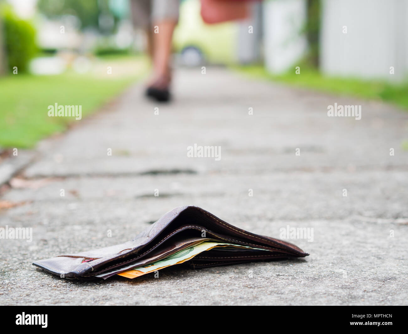 Dropped money pavement hi-res stock photography and images - Alamy