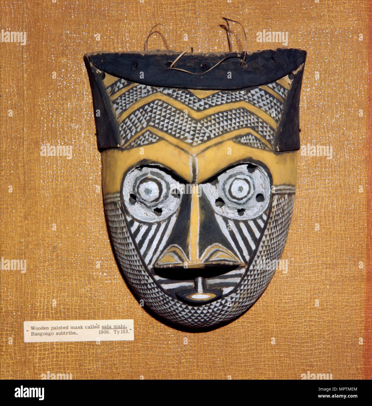 African dance mask 20th century hi-res stock photography and images - Alamy