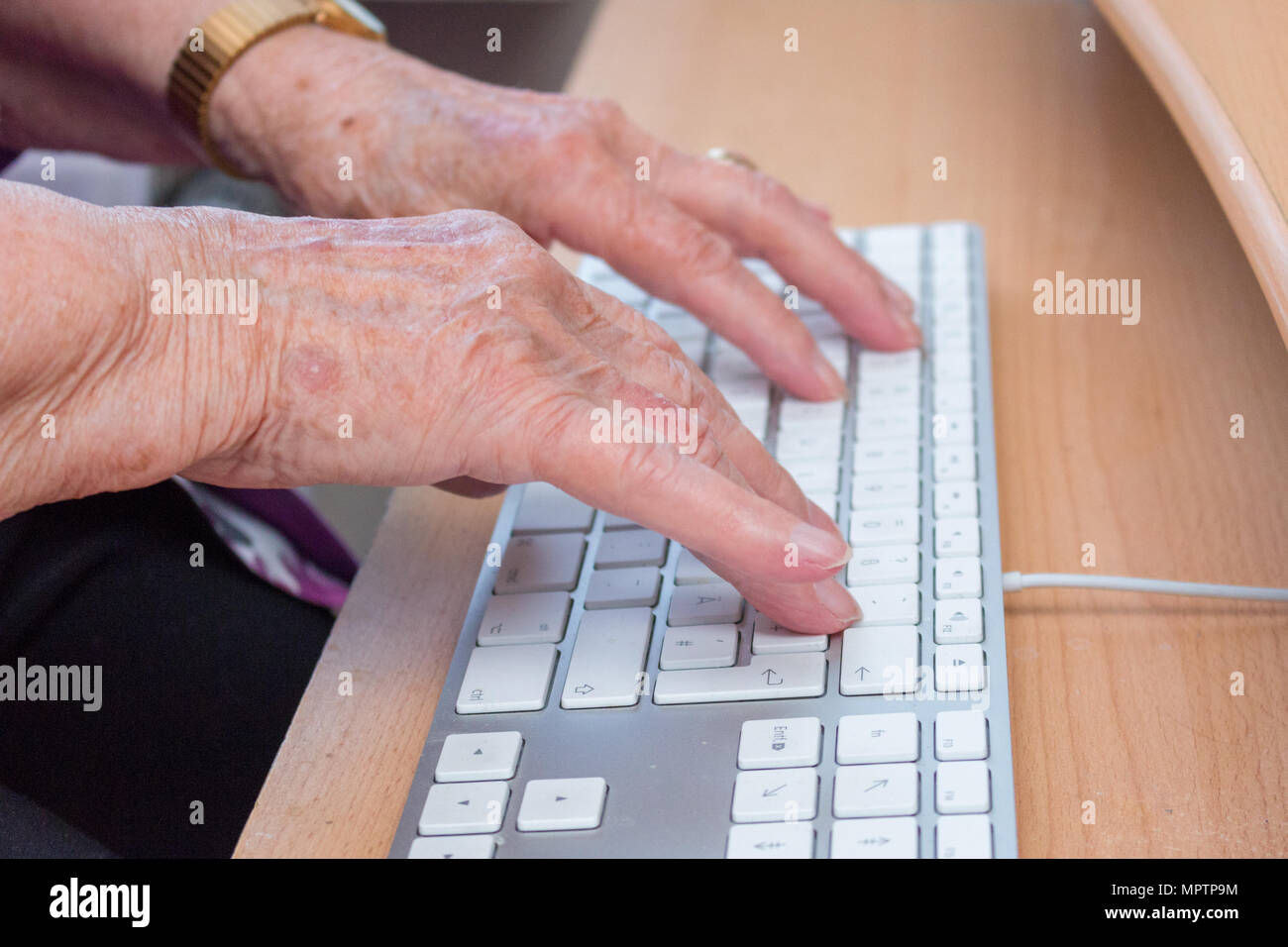 Woman typing computer hi-res stock photography and images - Alamy