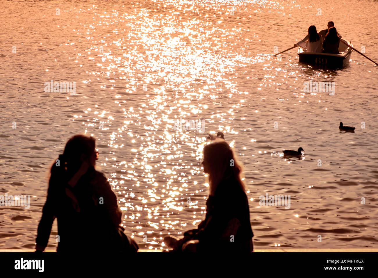 Two woman talking silhouette hi-res stock photography and images - Alamy
