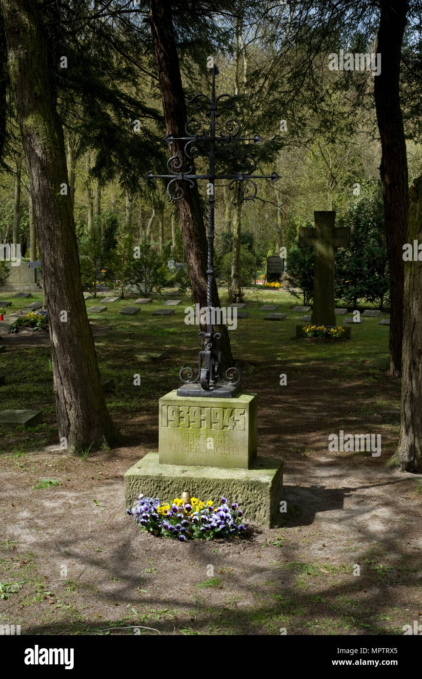 Soviet cemetery hi-res stock photography and images - Alamy