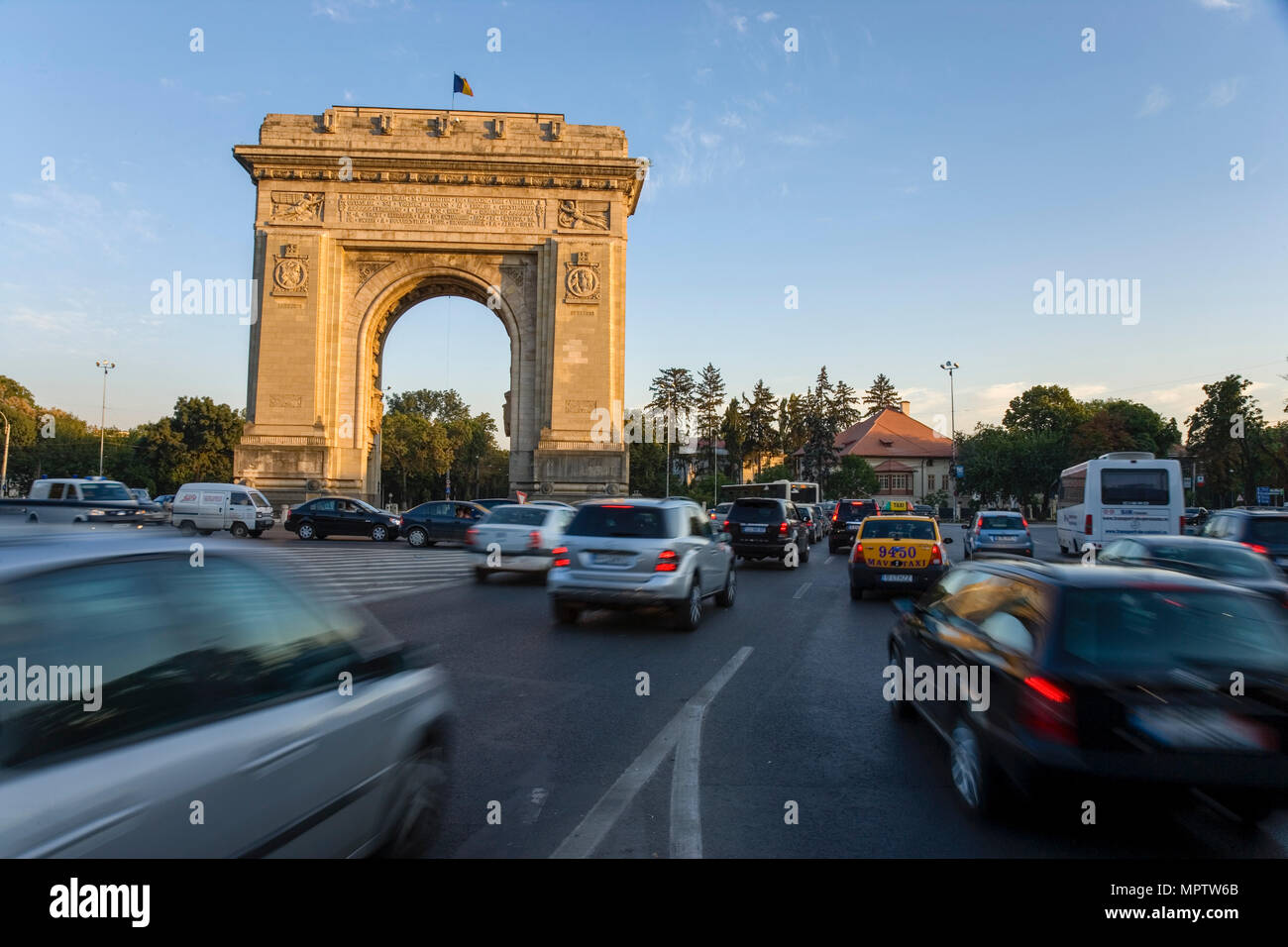 Famous monument triumphal arch hi-res stock photography and images - Alamy