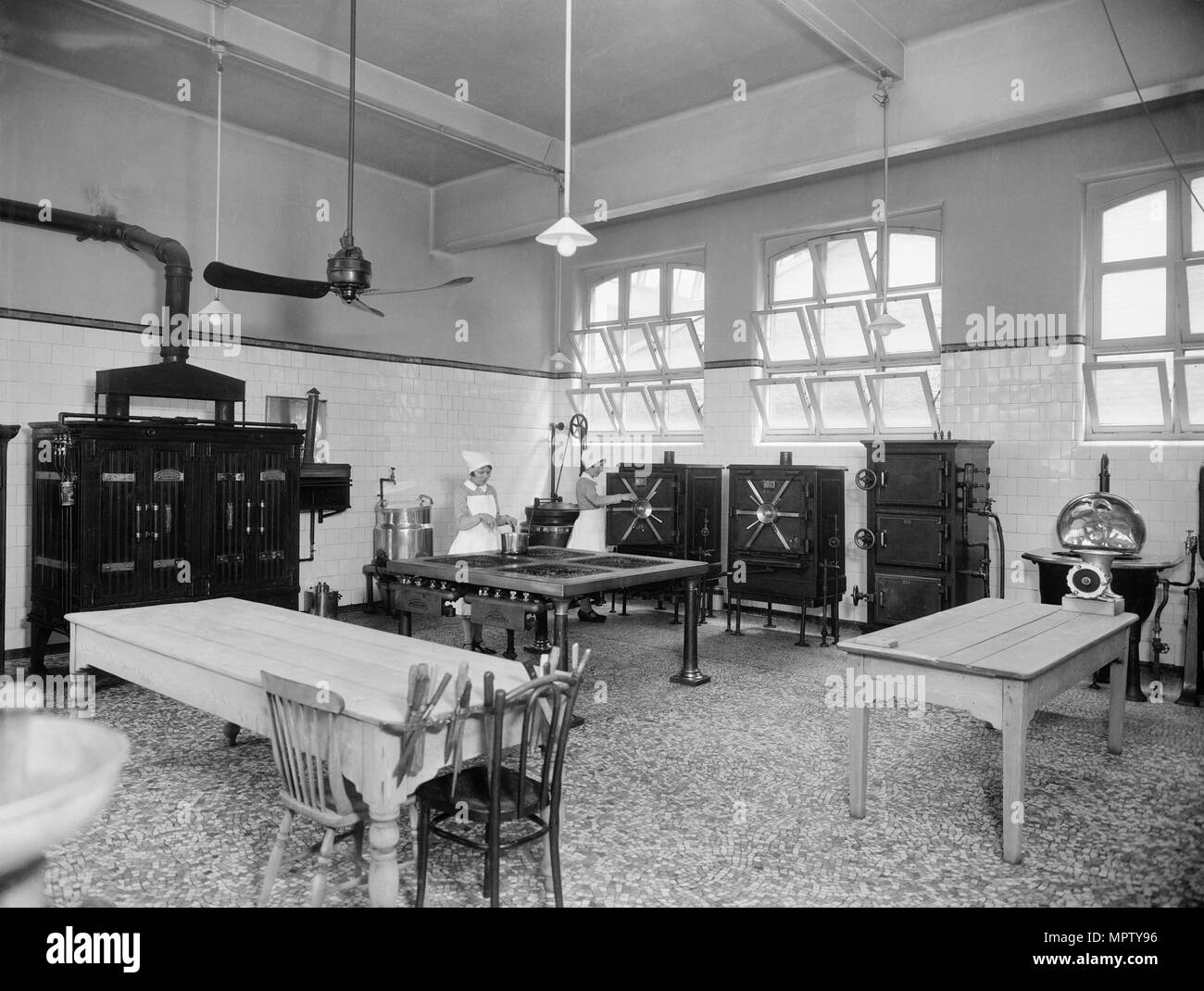 1920s kitchen hi-res stock photography and images - Alamy