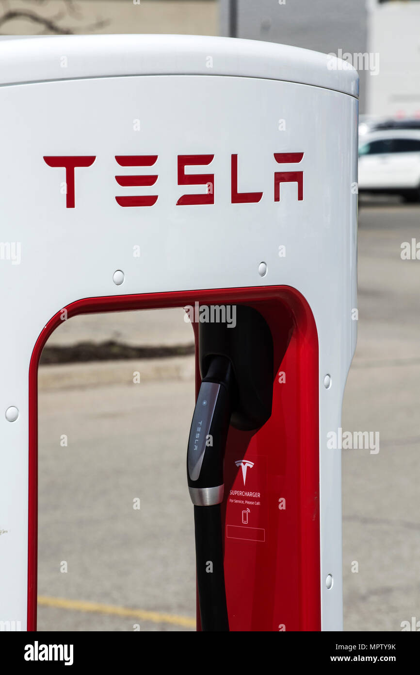 Tesla electric vehicle Supercharging Station Stock Photo - Alamy