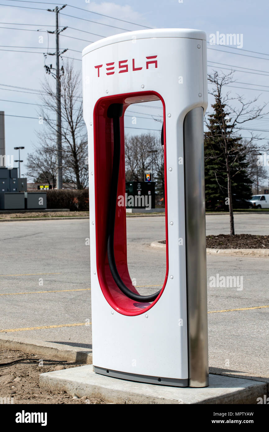 Tesla electric vehicle Supercharging Station Stock Photo - Alamy