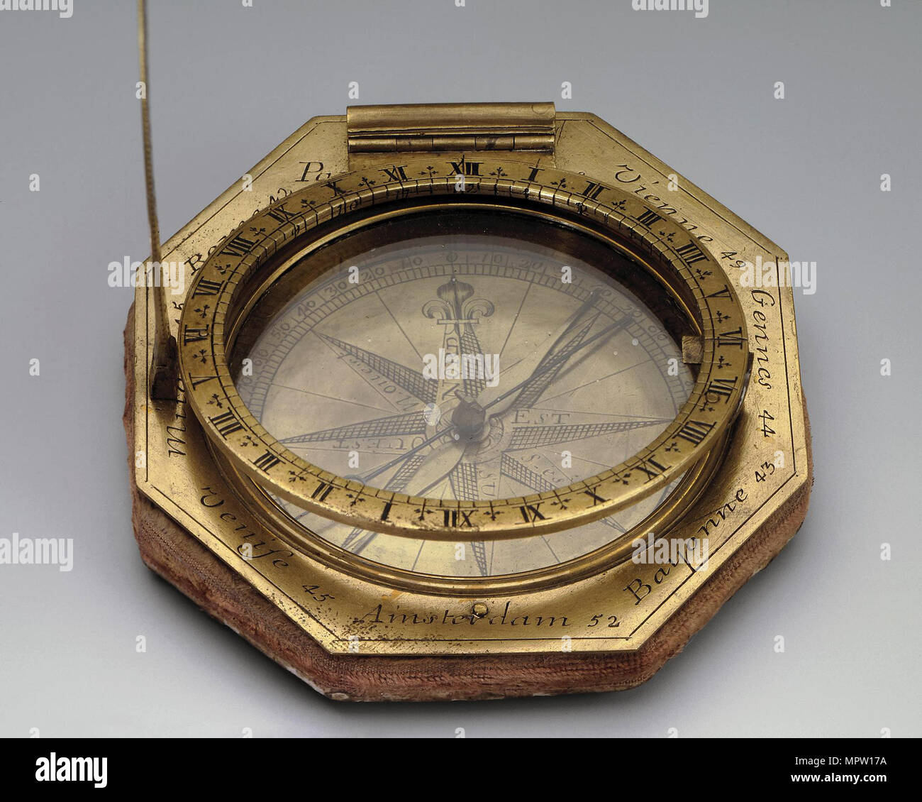 Great equatorial sundial hi-res stock photography and images - Alamy