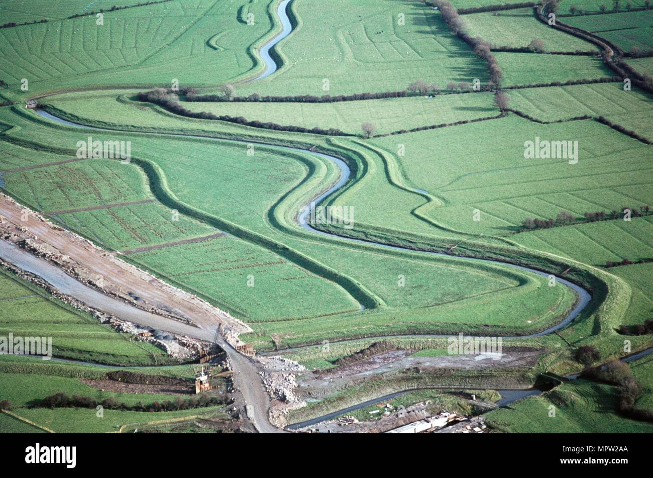 Flood defences alongside the Congresbury Yeo River, Phipps Bridge ...