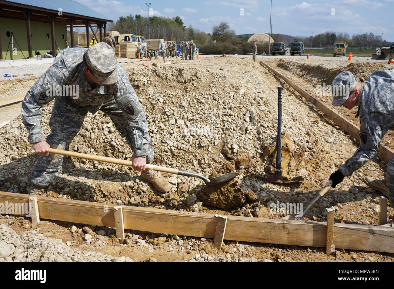 Texas National Guard Soldiers from the 236th Engineer Battalion are ...