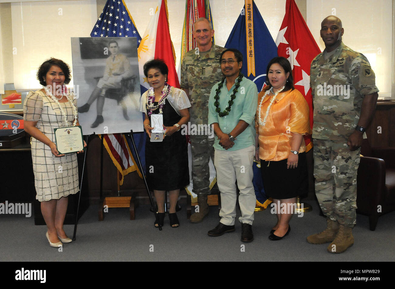 Gen. Robert B. Brown (center), Commanding General, U.S. Army Pacific ...