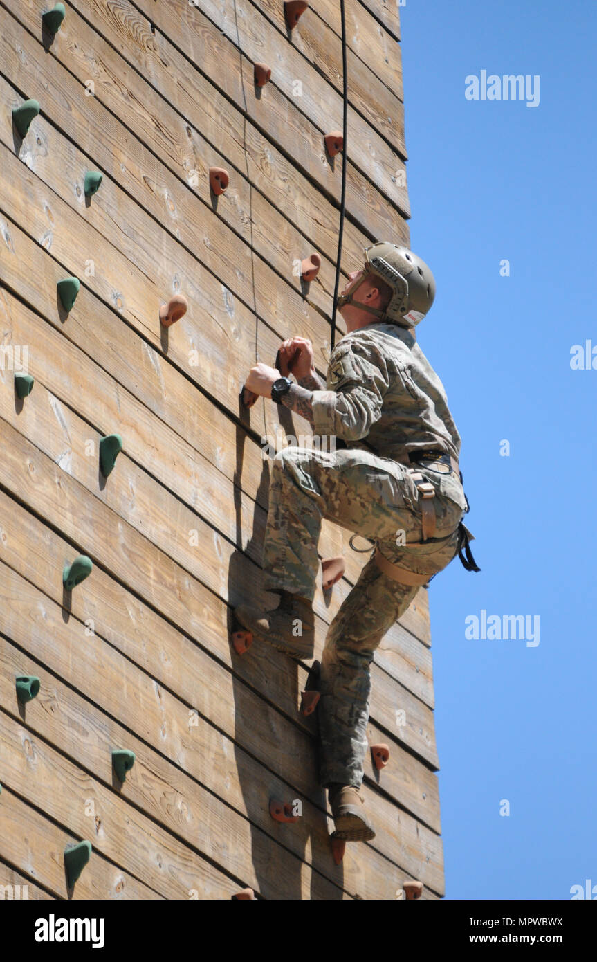 Army rock climbing wall hi-res stock photography and images - Alamy