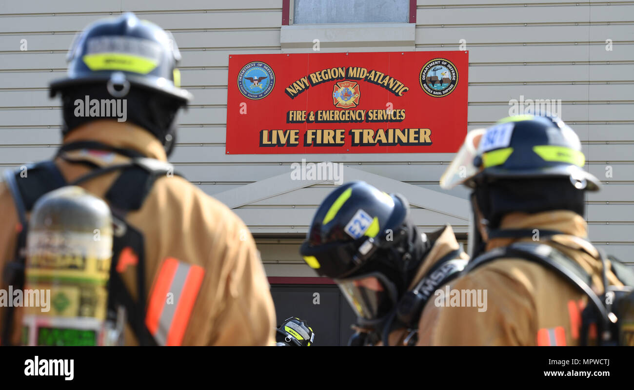 Live fire testing sailors navy hi-res stock photography and images - Alamy