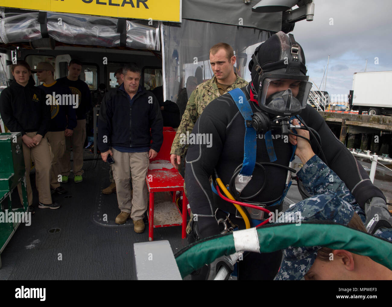 140420-LQ926-266 EVERETT, Wash. (April 20, 2017) A Navy Diver, assigned ...