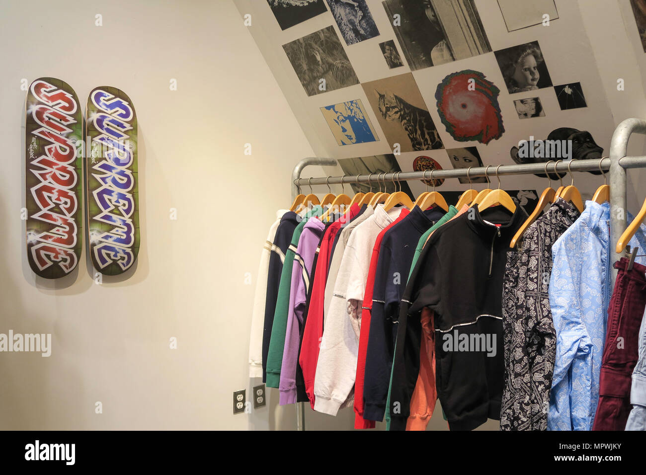 Supreme new york store hi-res stock photography and images - Alamy