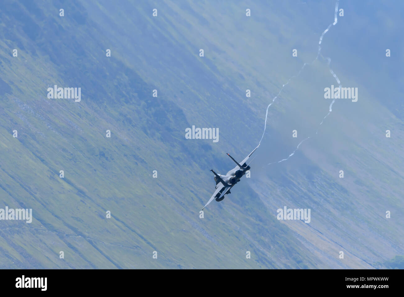 USAF F-15E Strike Eagle flying through the Mack Loop Stock Photo - Alamy