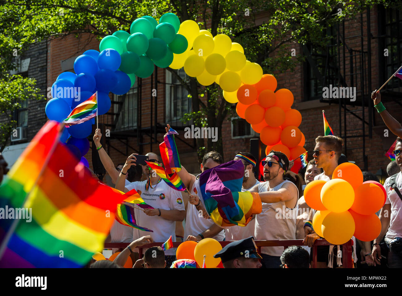Balloon arch hi-res stock photography and images - Alamy