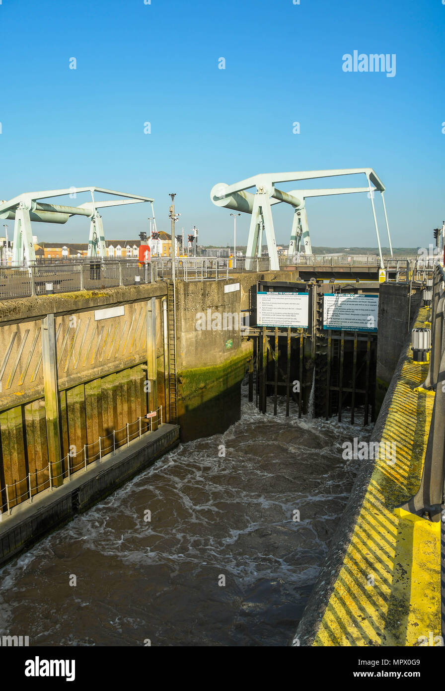 Water lock system hi-res stock photography and images - Alamy